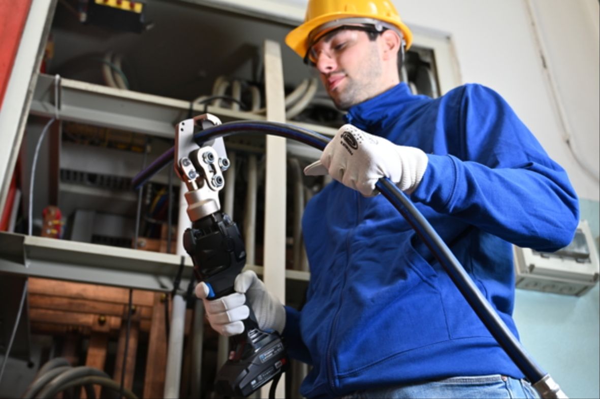 B-TC320NDFA - BATTERY-POWERED HYDRAULIC WIRE ROPE CUTTER